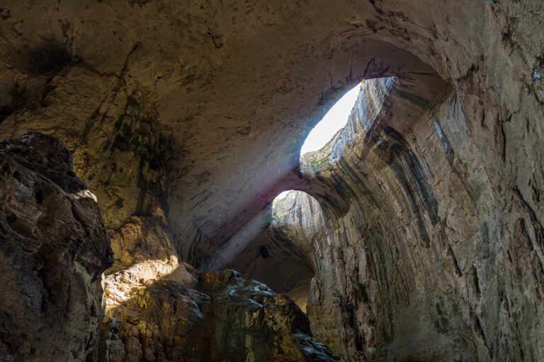 Pestera Prohodna sau "Ochii lui Dumnezeu", unul dintre cele mai ...
