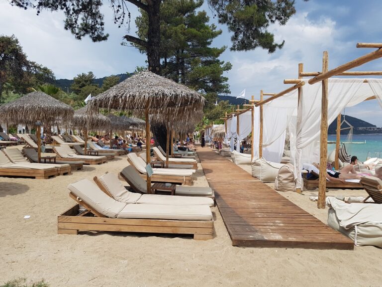 La Scala Beach Thassos, plaja eleganta cu un decor aparte, din ...