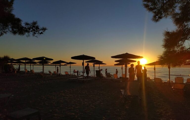 Platana Beach Thassos, plaja cu nisip fin dintre Skala Rachoni si Skala ...