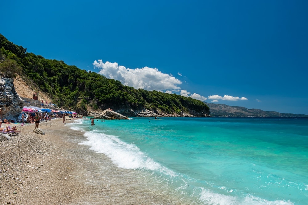 Plaja Pulëbardha din zona Ksamil Albania si tot ce trebuie sa stii ...