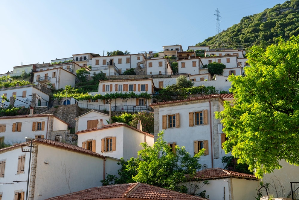 Scurta oprire in Vuno Albania, un sat traditional cu peisaje de ...