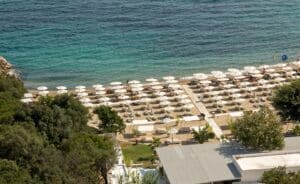 Manassu Beach, una dintre plajele populare din apropiere de Sarti ...
