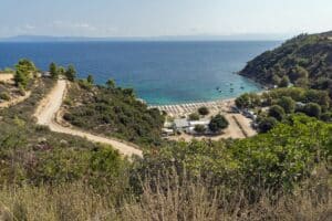 Manassu Beach, una dintre plajele populare din apropiere de Sarti ...