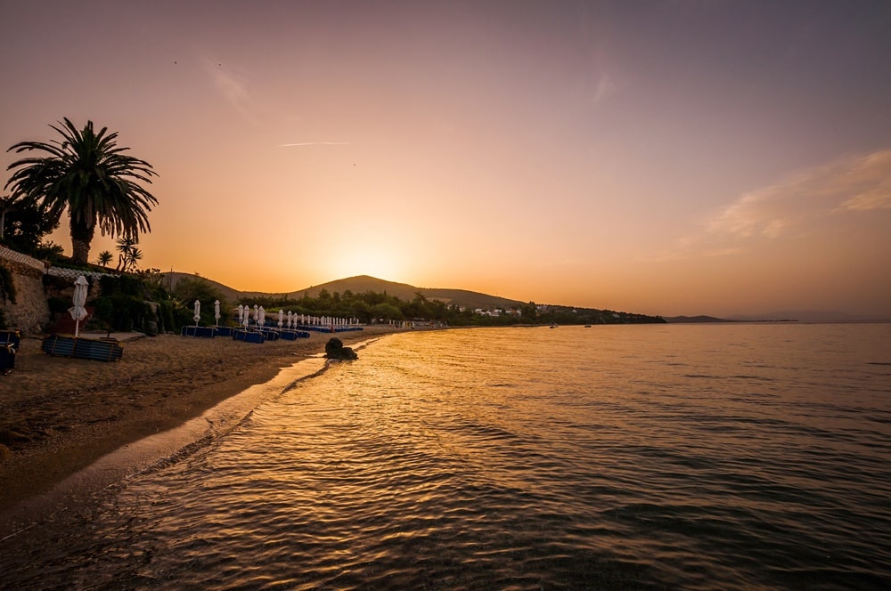 Gerakini Beach, una dintre plajele localizate intre bratele Kassandra ...