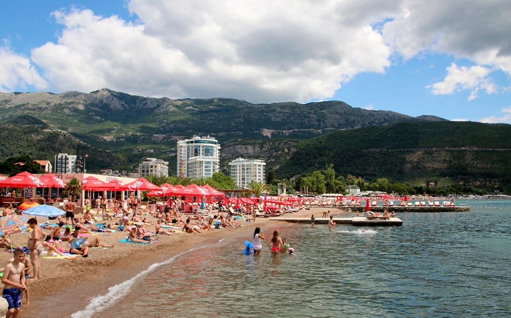 Despre Slovenska Beach, plaja centrala a orasului Budva Muntenegru ...