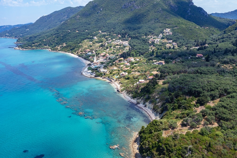 Paramonas Beach, o plaja mai putin turistica din sud-vestul insulei ...
