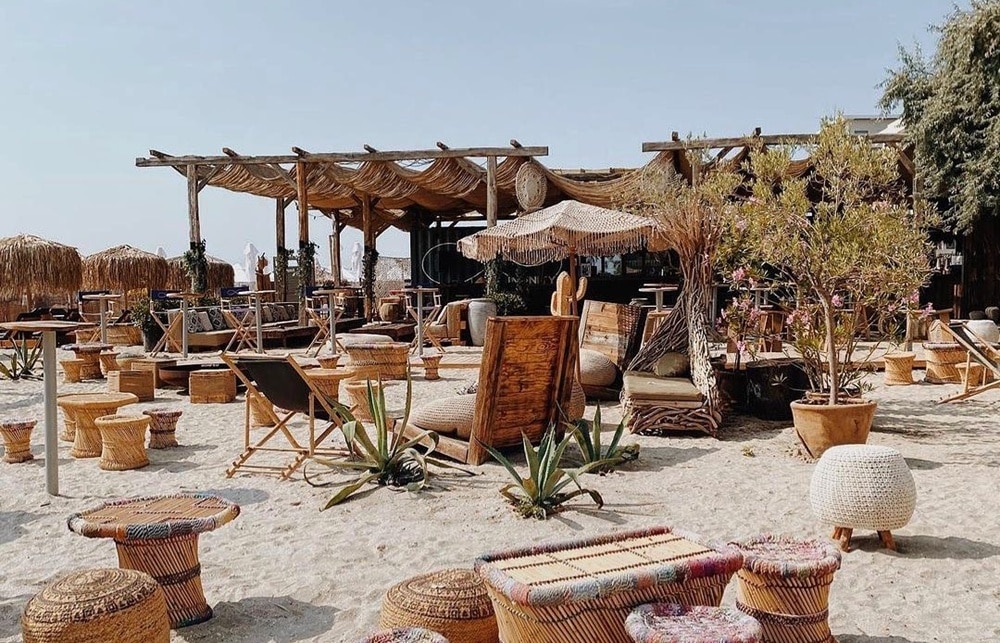 Infinity Beach Mamaia, plaja cu decor boho din zona Mamaia-Sat - Blog TravelPlanner.ro